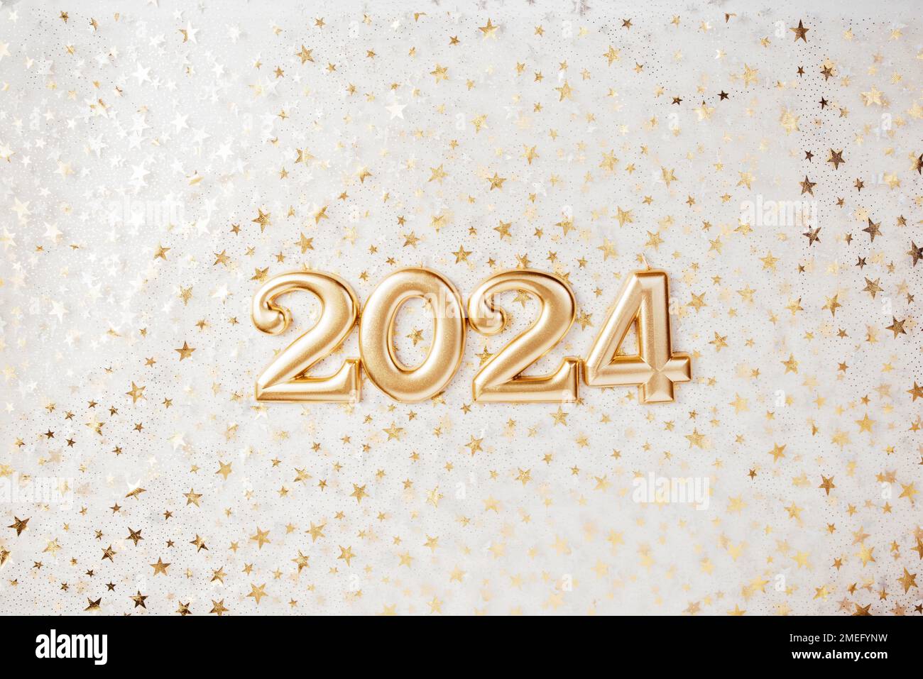 Contexte de vacances bonne année 2024. Numéros de l'année 2024 fabriqués par des bougies d'or ...