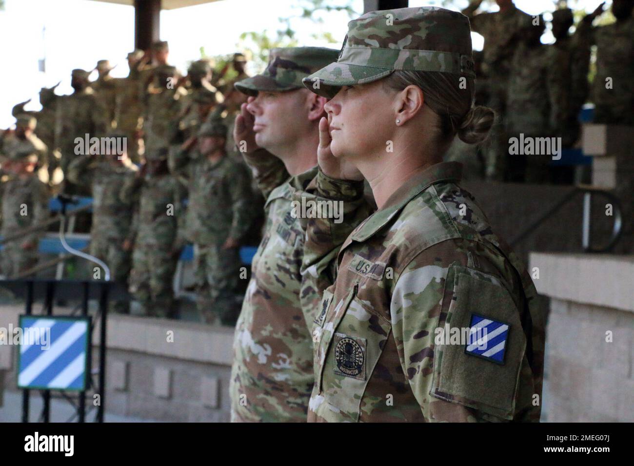 Le sergent de commandement Jennifer Sherwood, commandant, front, et le ...