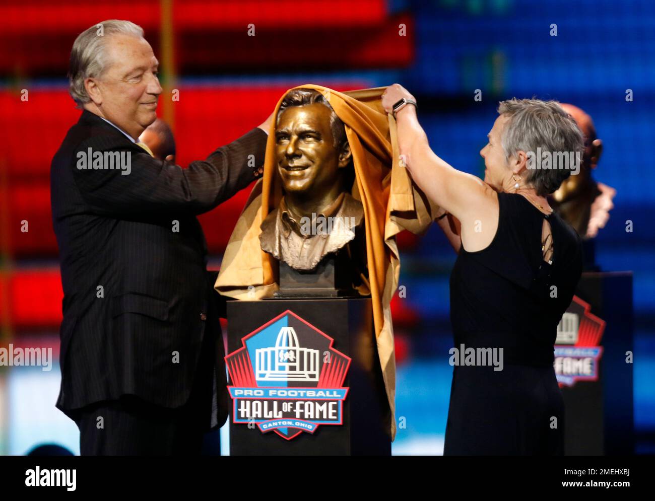 The bust of Steve Sabol is unveiled by family friend Carl Peterson and ...