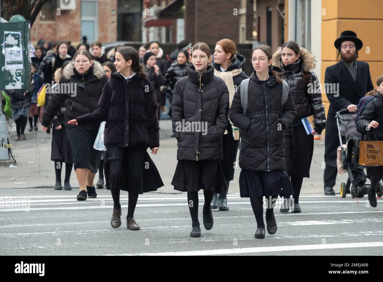 Une scène de rue avec des filles juives ultra-orthodoxes qui rentrent à la maison depuis l'école ...