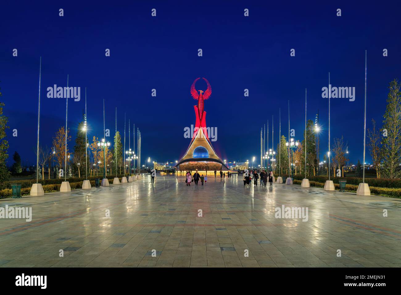 OUZBÉKISTAN, TACHKENT - 4 JANVIER 2023 : monument illuminé de l ...