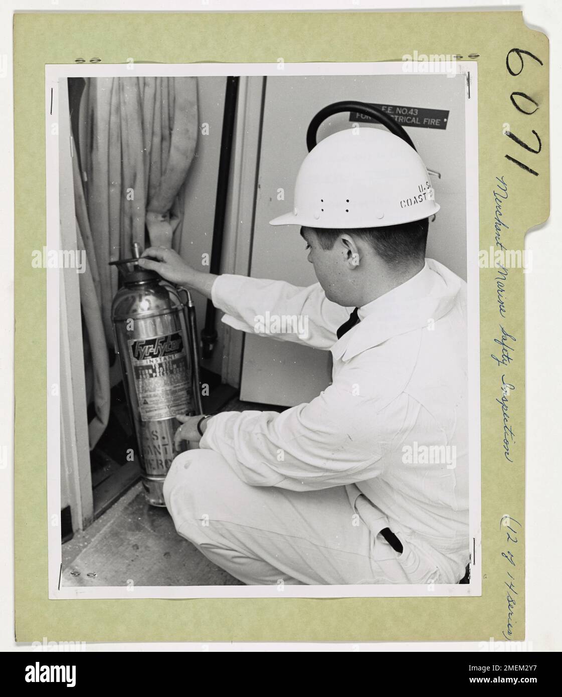 Les inspecteurs maritimes résidents des chantiers navals de la Garde ...