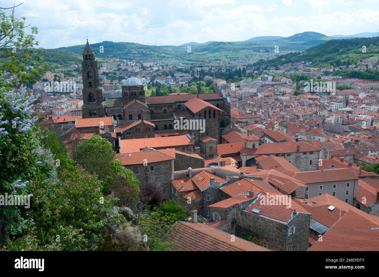 France, Auvergne, haute-Loire, le Puy-en-Velay, vue sur la ville et la ...