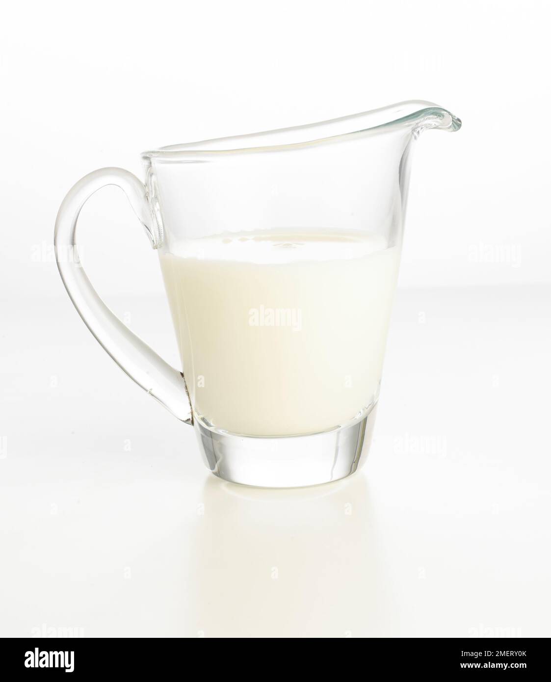 Pot et verre de lait Banque de photographies et d’images à haute ...