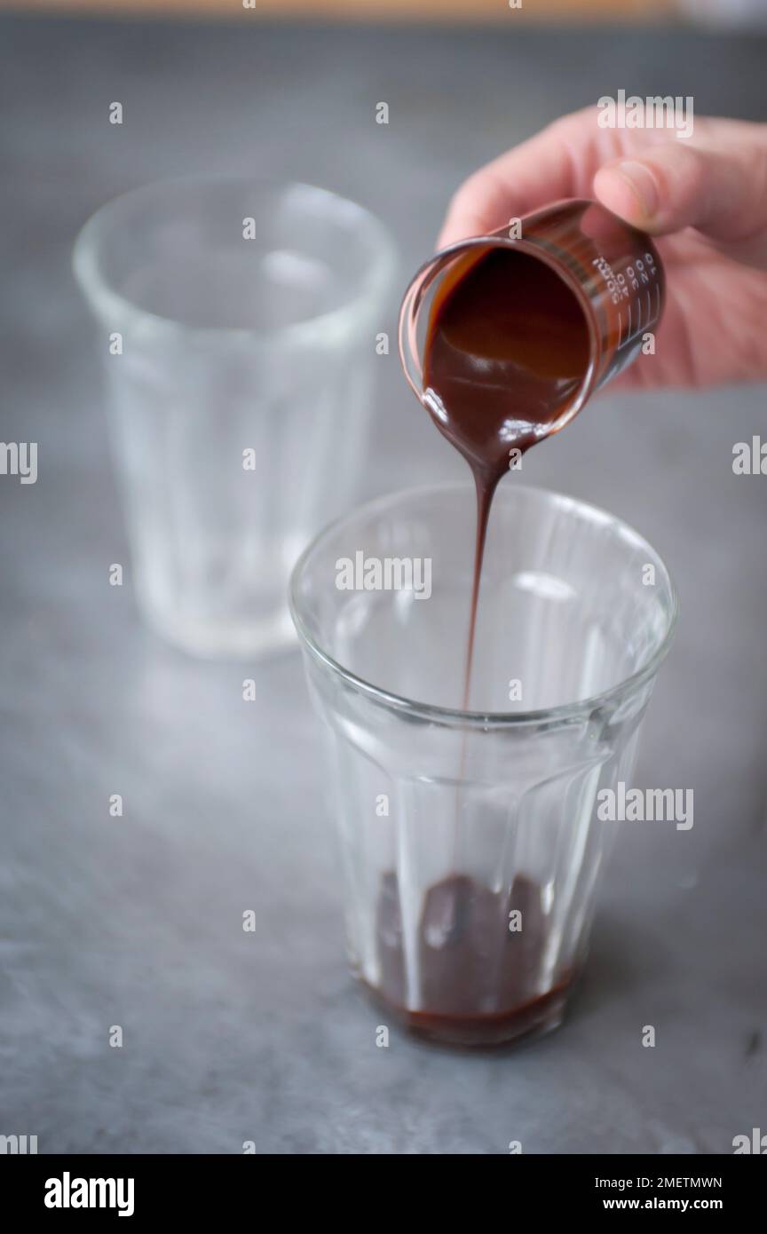 Verser une mesure Banque de photographies et d’images à haute ...