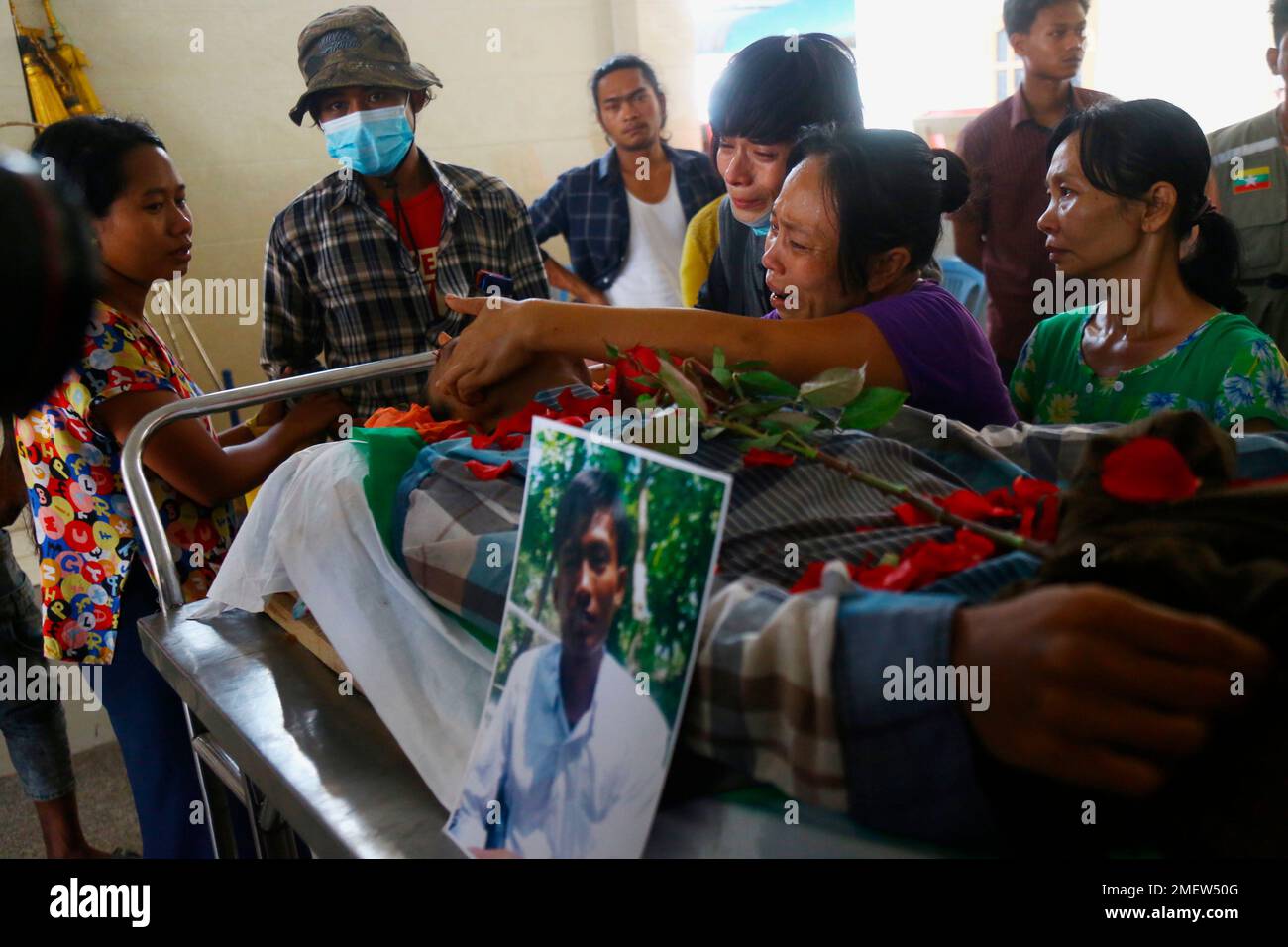 Family members mourn over the death of Aung Myo Thant during his ...