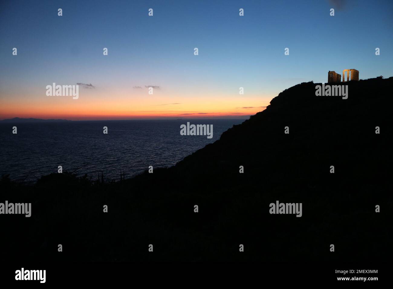 Le temple de Poséidon au coucher du soleil au cap Sounio, préfecture d ...