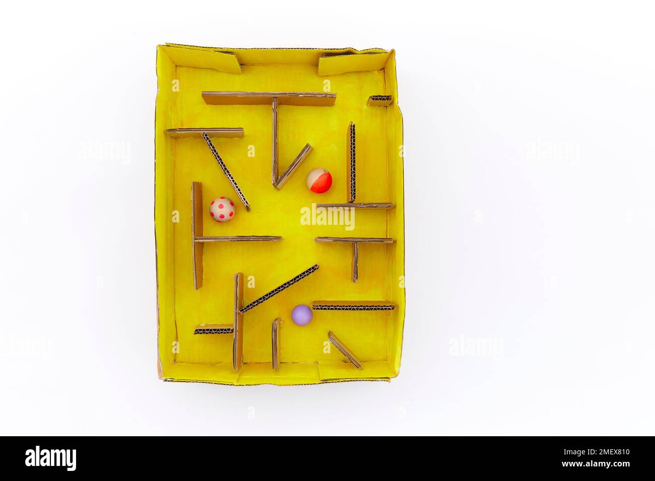 Jeu de labyrinthe pour les enfants Banque d'images détourées - Alamy