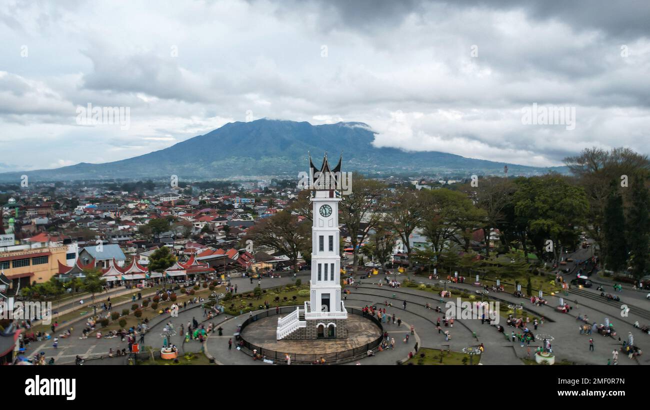 Vue aérienne de Jam Gadang, un monument historique et le plus célèbre ...