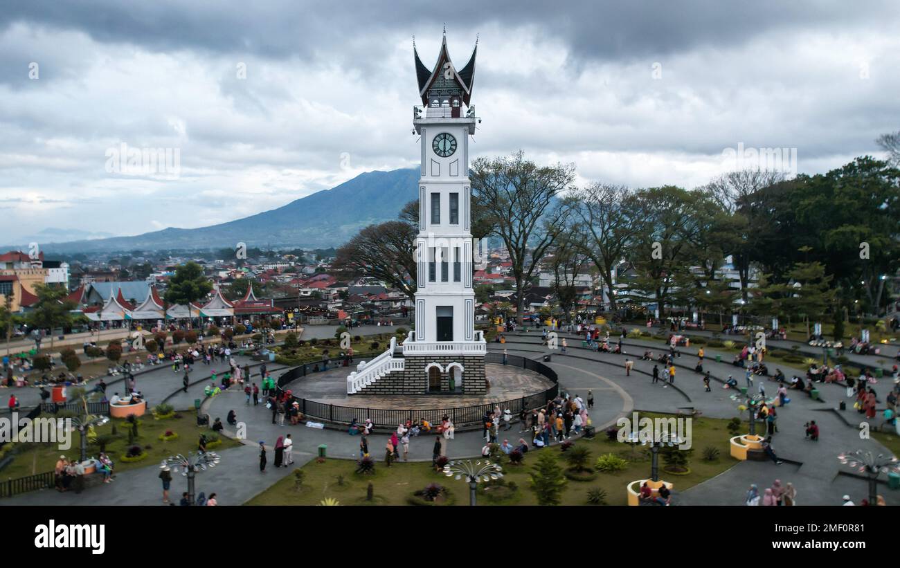 Vue aérienne de Jam Gadang, un monument historique et le plus célèbre ...