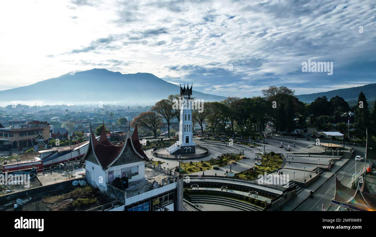 Vue aérienne de Jam Gadang, un monument historique et le plus célèbre ...
