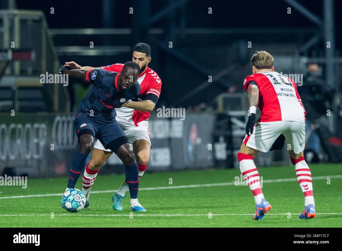 EMMEN - (lr) Jordanie Teze du PSV Eindhoven, Ahmed El Messaoudi du FC ...