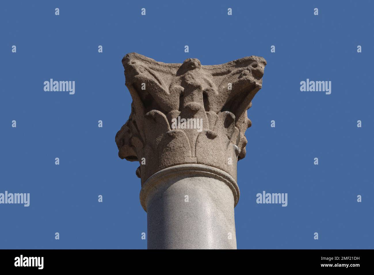 La colonne de Pompée et le sphinx du temple de Sérapis à l'Karmous ...