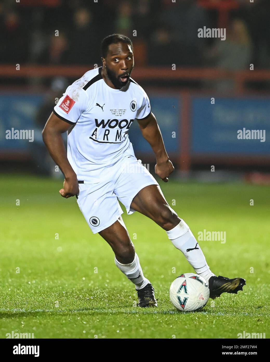 Femi Ilesanmi #3 de Boreham Wood en action pendant la coupe Emirates FA ...