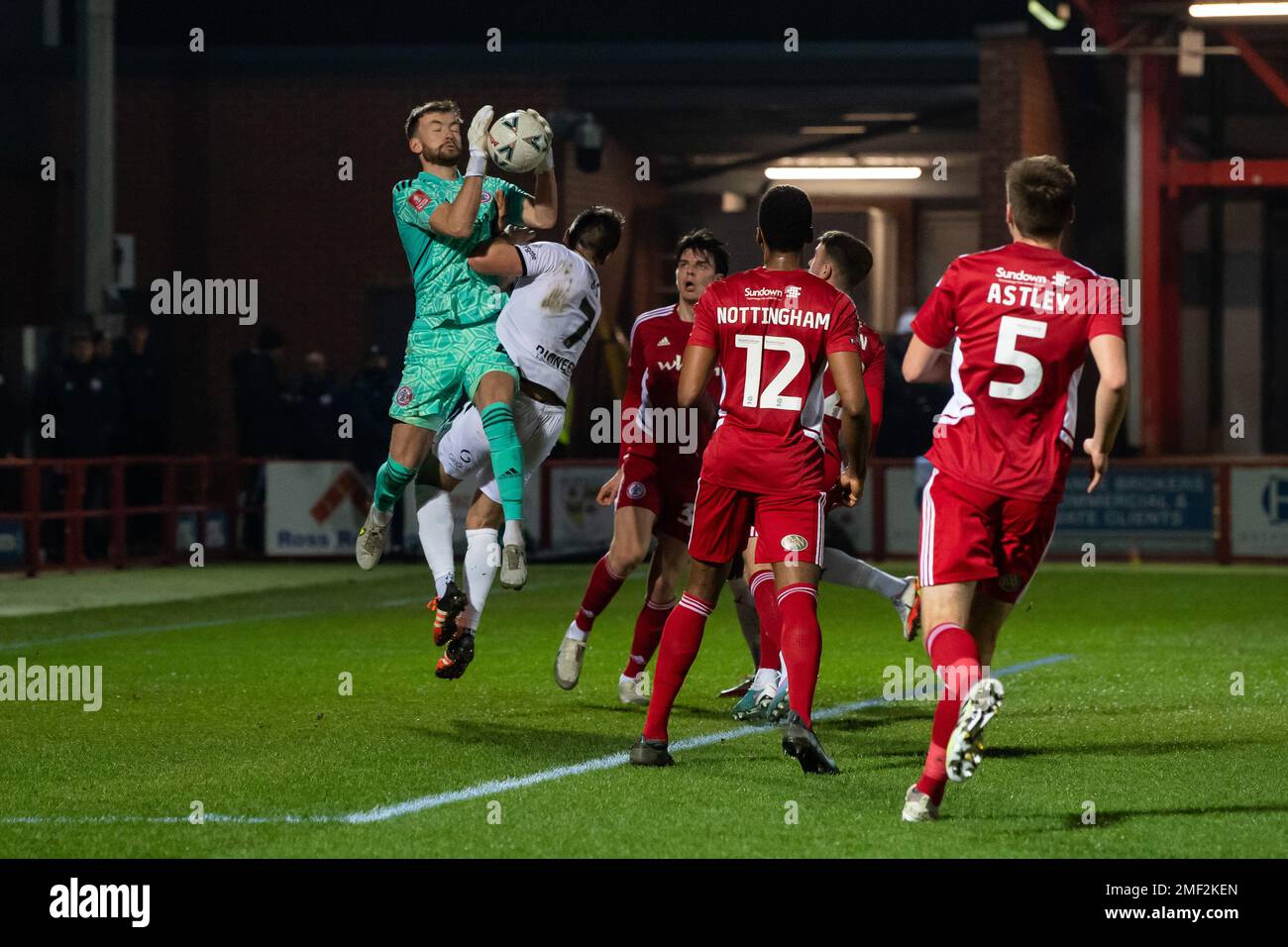 Toby Savin #40 d'Accrington Stanley revendique la croix devant Josh ...