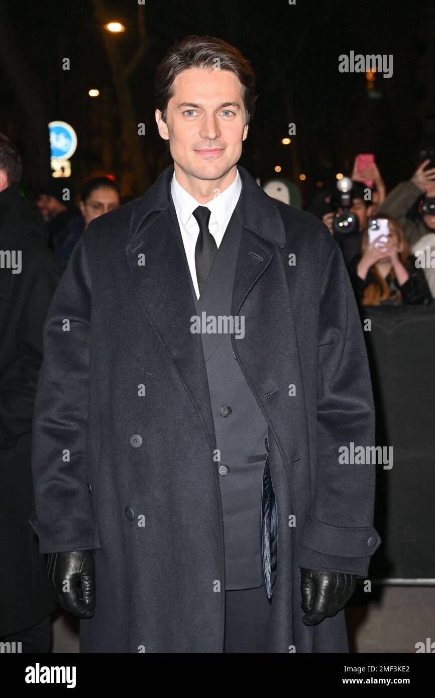 Lucas Bravo arrive au spectacle Armani Prive lors de la semaine de la ...