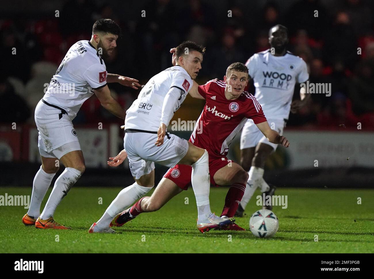 Wwill Evans et George Broadbent, de Boreham Wood, se battent pour le ...