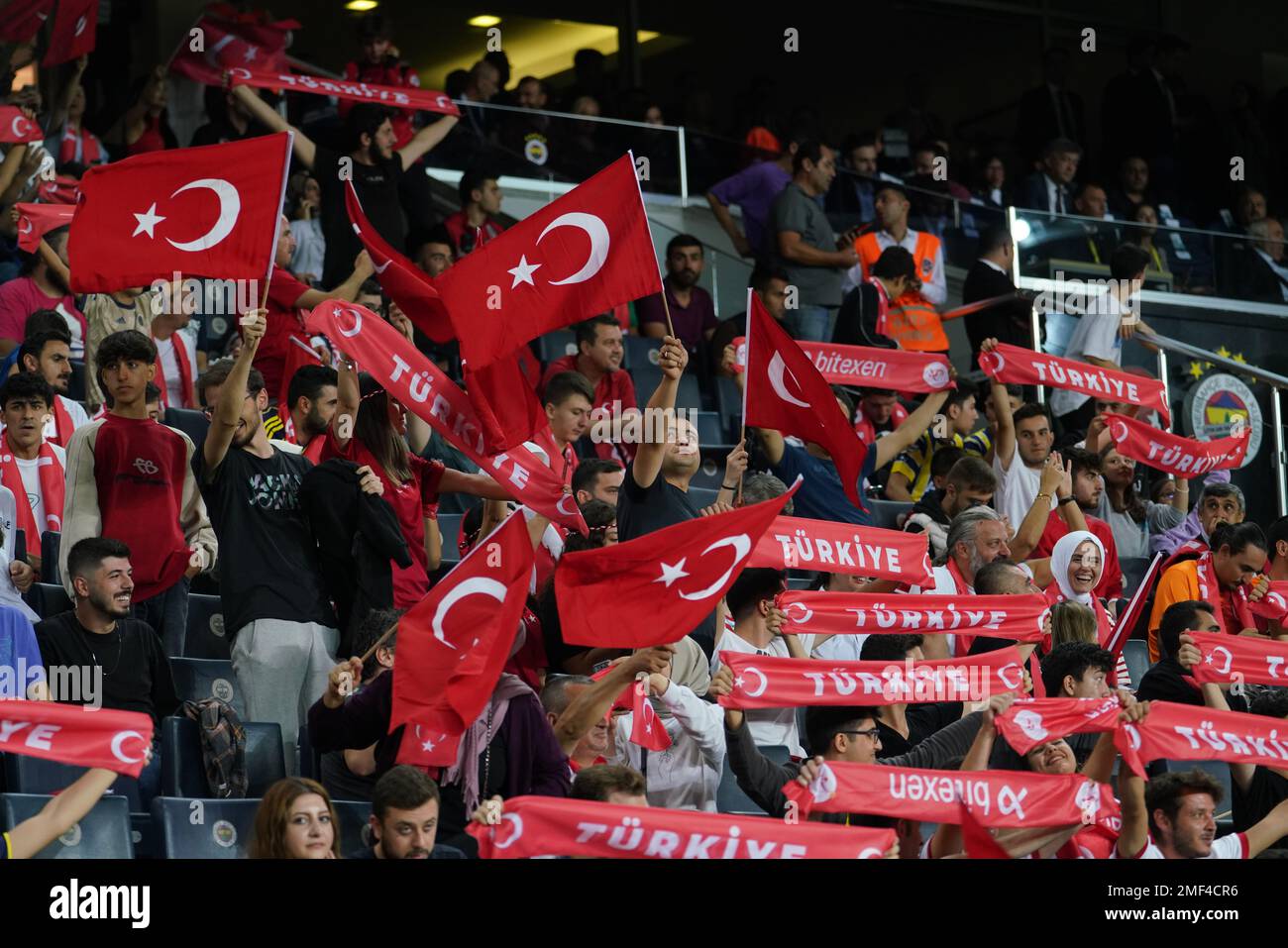 ISTANBUL, TURKIYE - 30 SEPTEMBRE 2022 : spectateurs regardant les ...