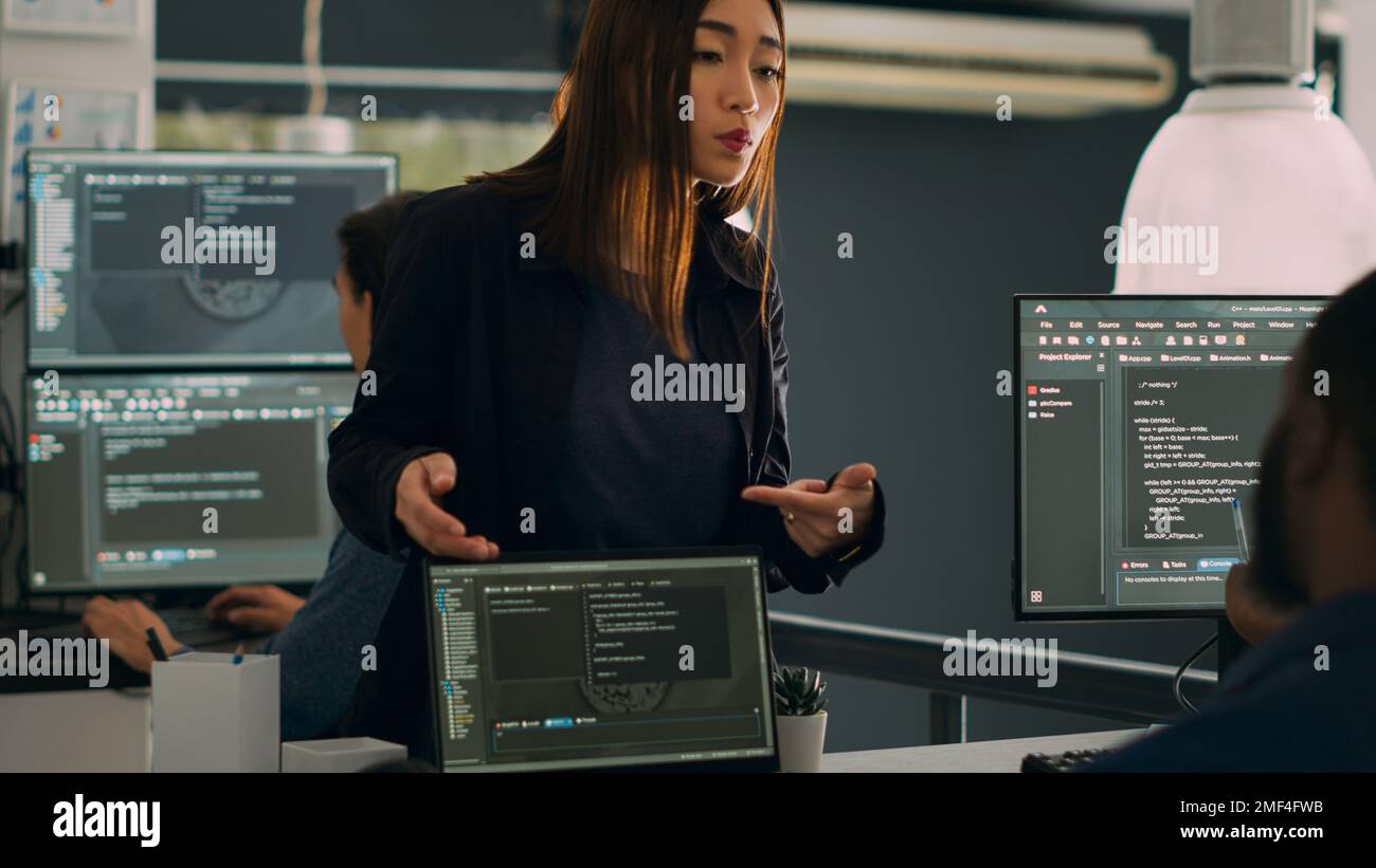 Les programmeurs qui collaborent sur un projet de groupe parlent de l'algorithme de codage pour ...