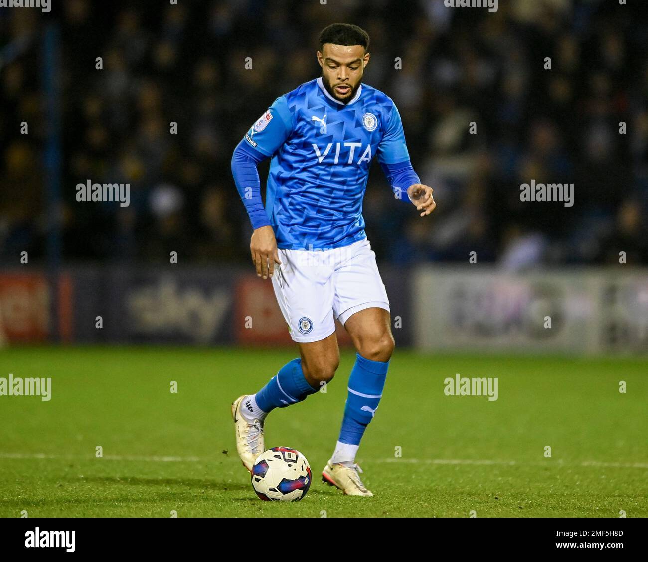 Ryan Johnson #15 de Stockport County avec le ballon pendant le match ...