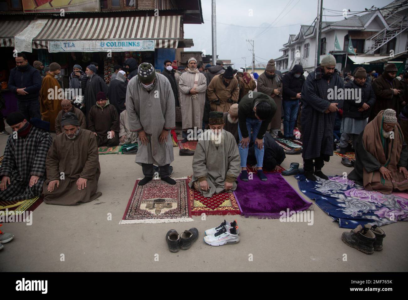 Kashmiri Muslims offer special prayers on the death anniversary of Abu ...