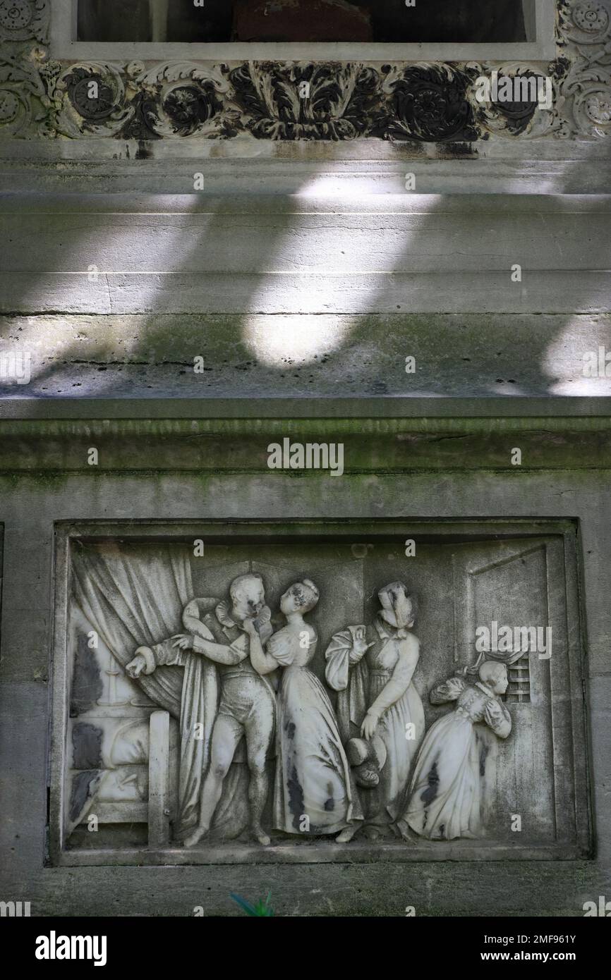 Une vue fermée de relief sculpté en pierre décorant une pierre tombeau ...