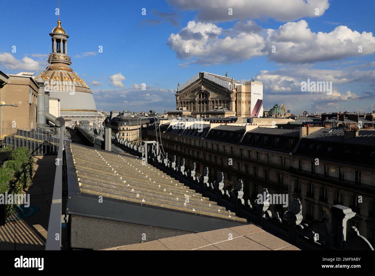 Le paysage urbain de Paris depuis le restaurant au Printemps Rooftop ...