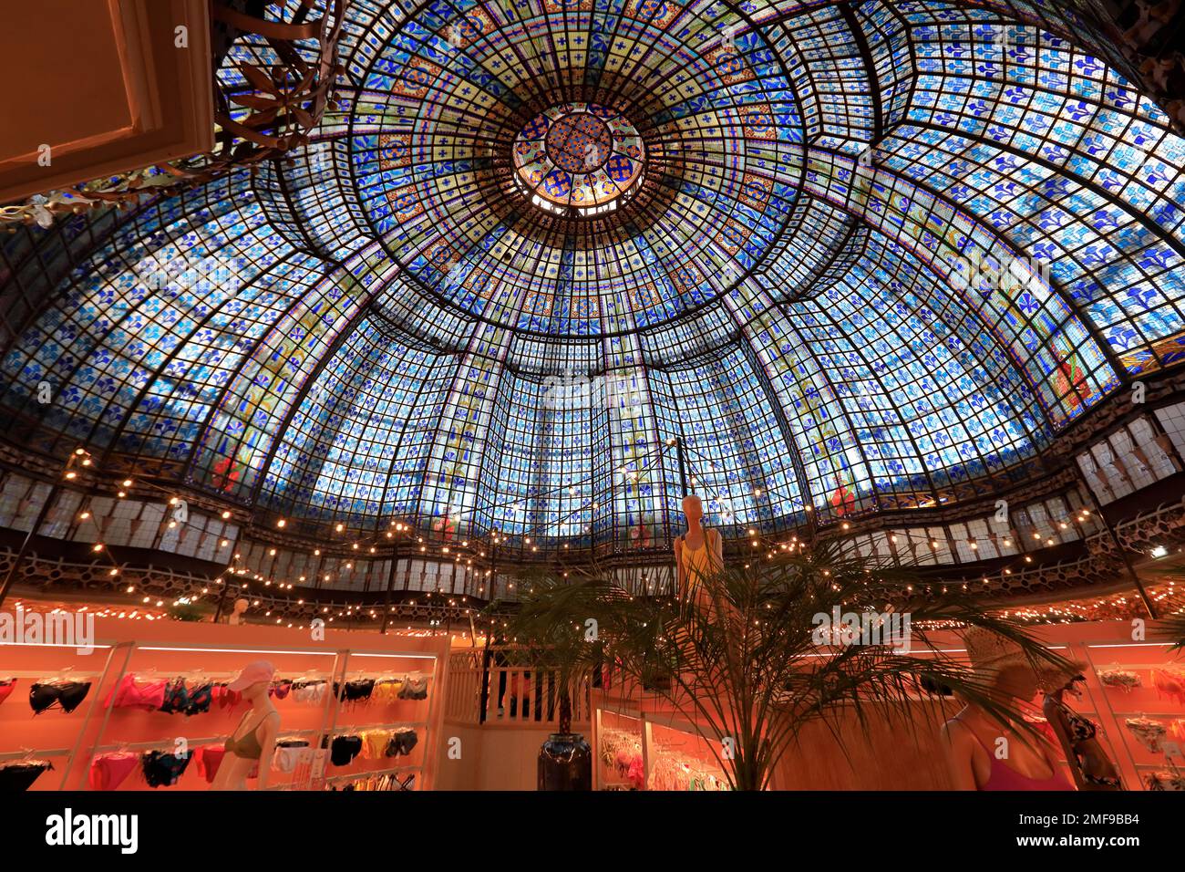 La vue intérieure de la coupole de vitraux élaborée de 1923 dans le ...