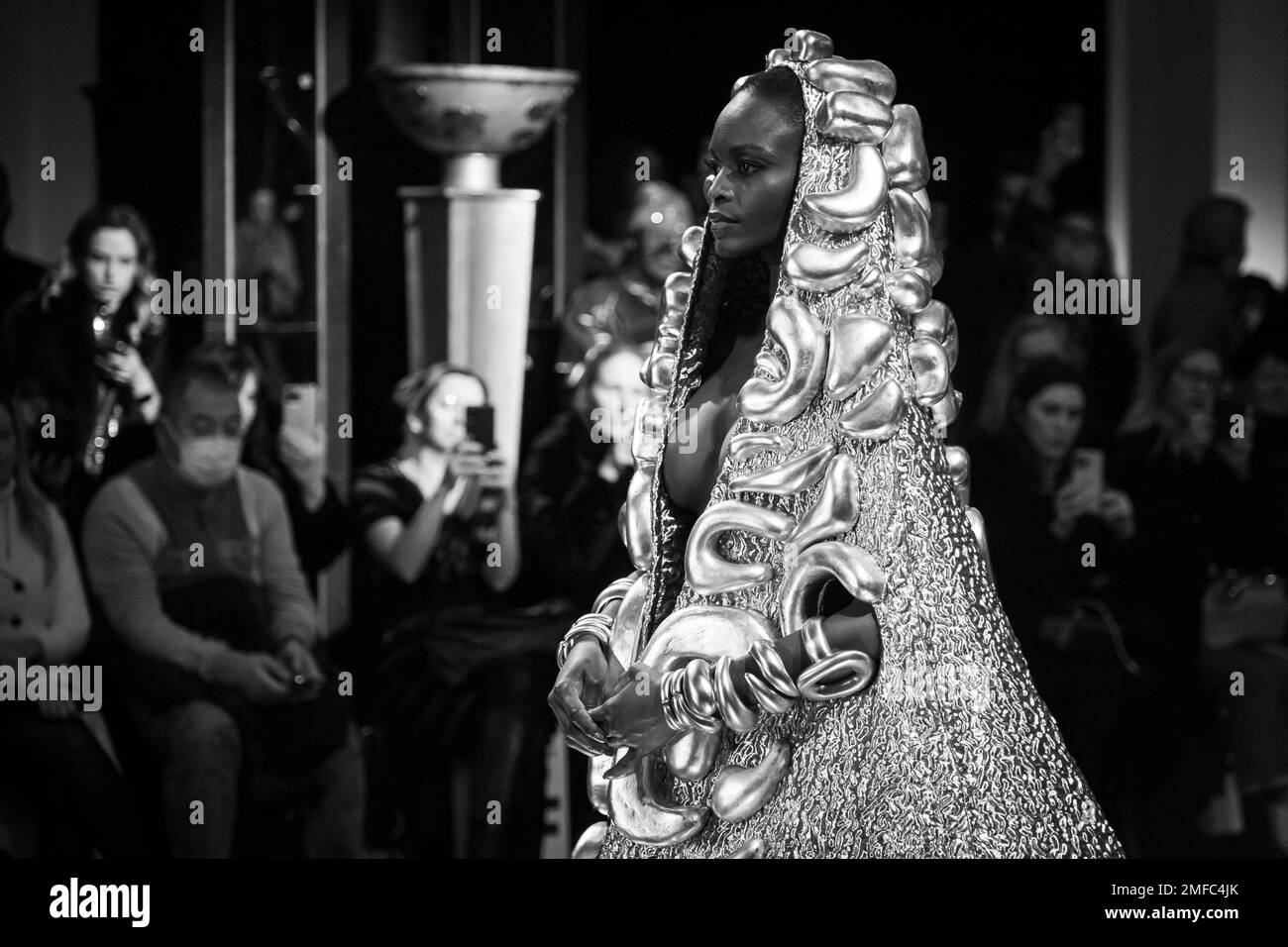 Un modèle marche sur la piste pendant le spectacle Stephane Rolland ...