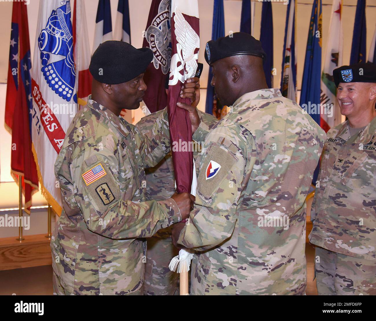 Le colonel Tony Nesbitt, centre, commandant des États-Unis Le ...