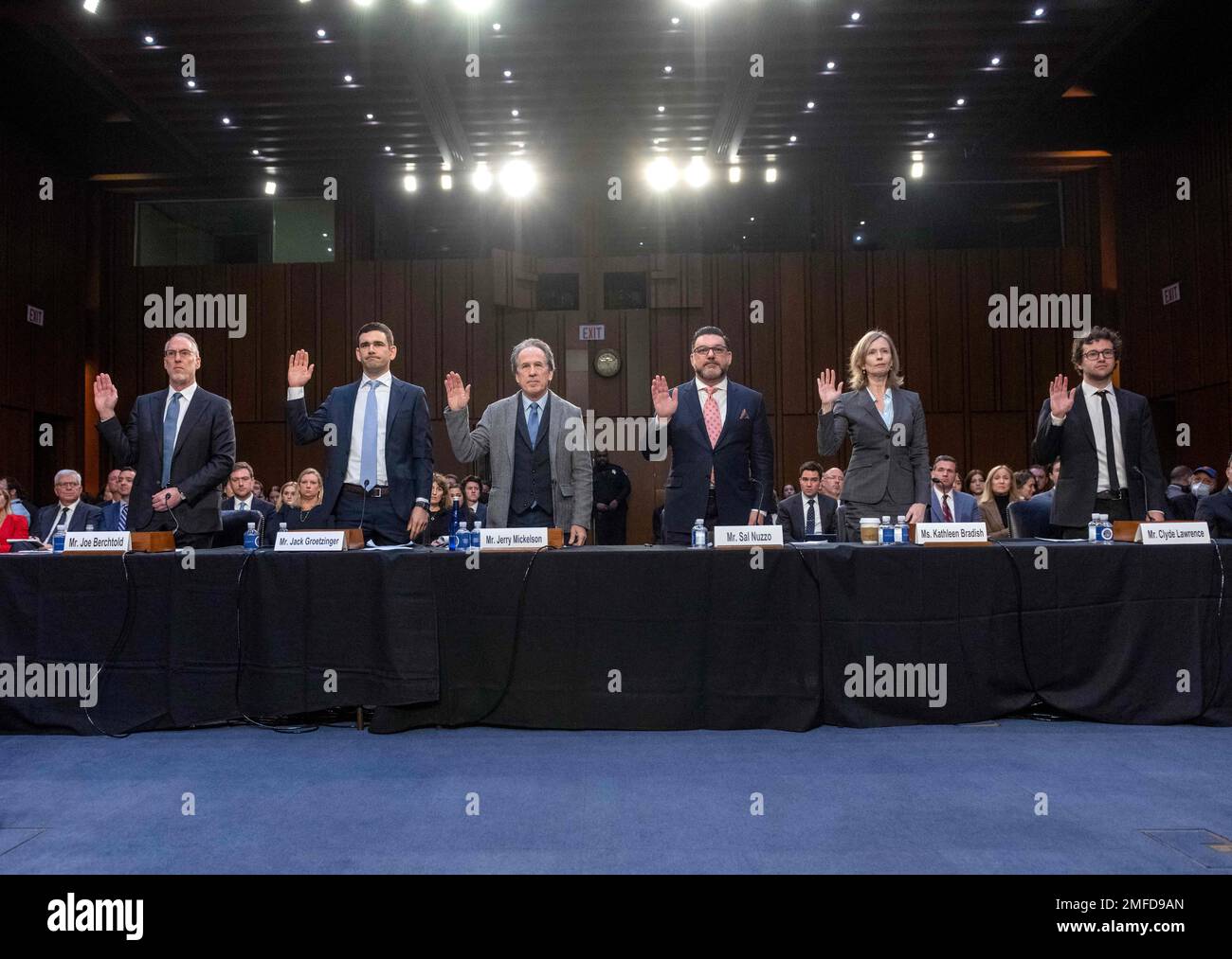 De gauche à droite : Joe Berchtold, président et chef des finances ...