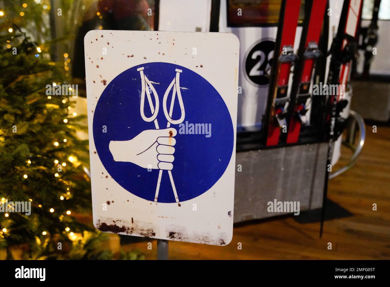 Panneau interdiction avec une main Banque de photographies et d’images ...