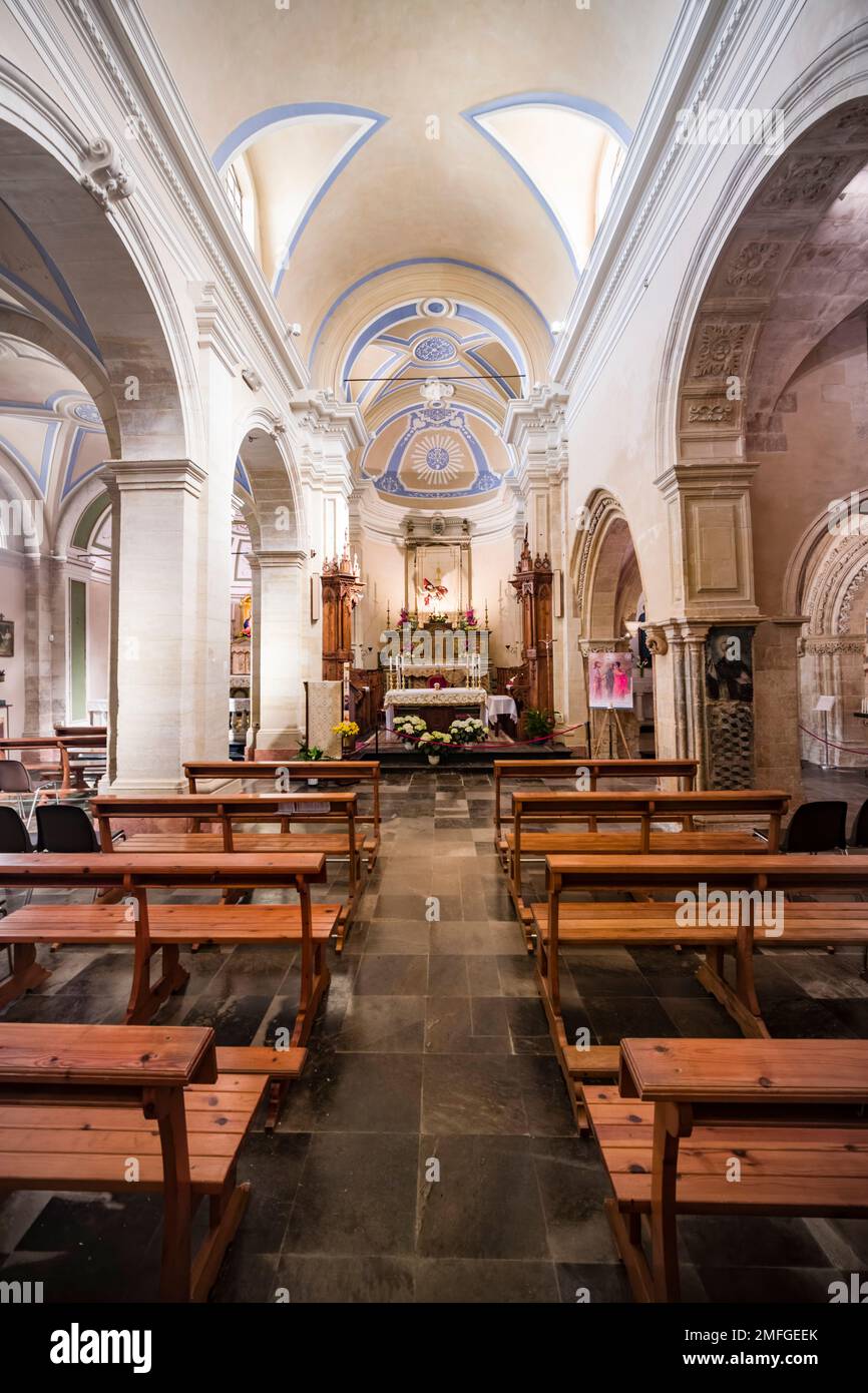 Autel, mobilier intérieur et plafonds peints à l'intérieur de l'église ...