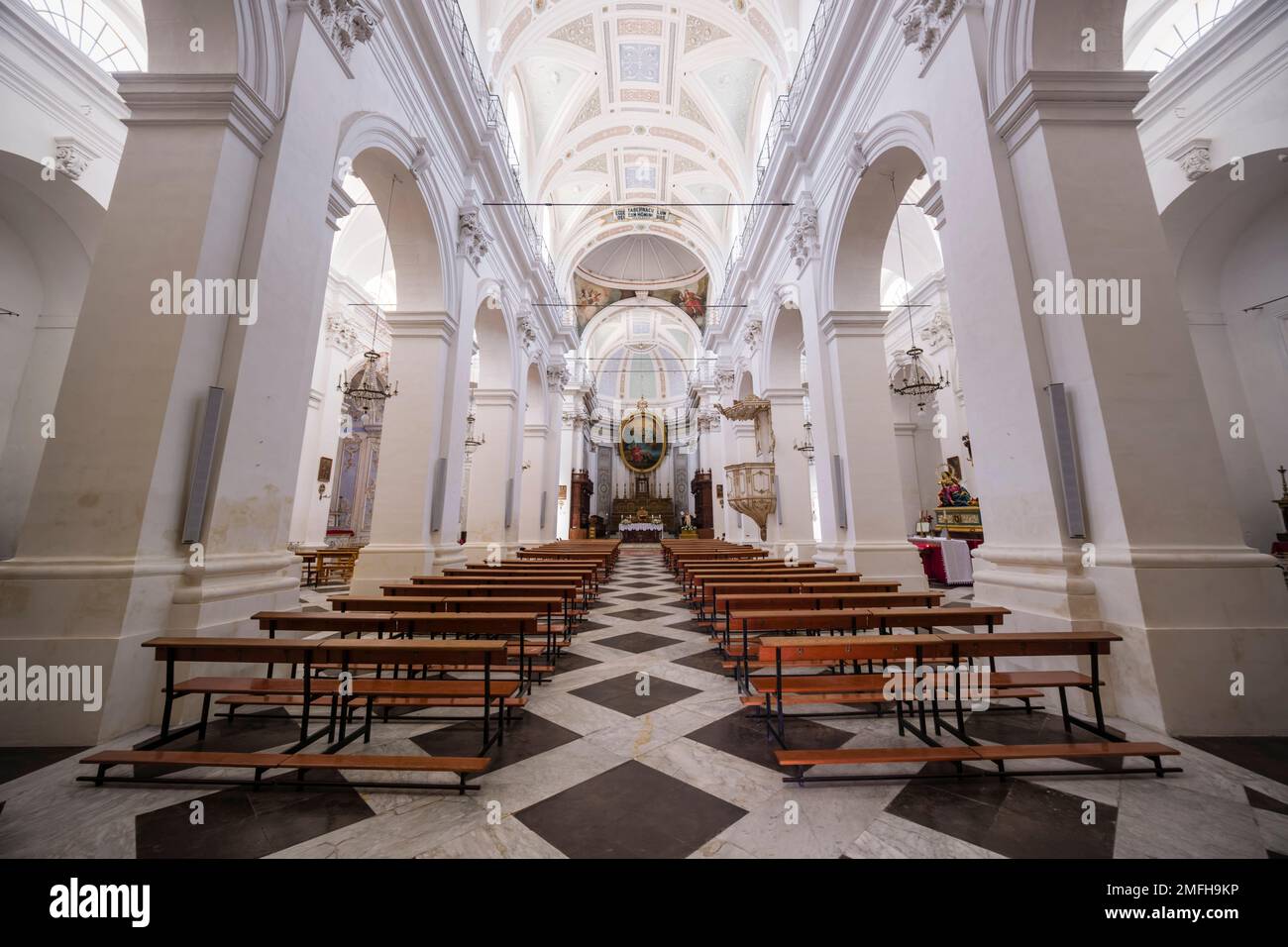 Autel, mobilier intérieur et plafonds peints à l'intérieur de l'église ...