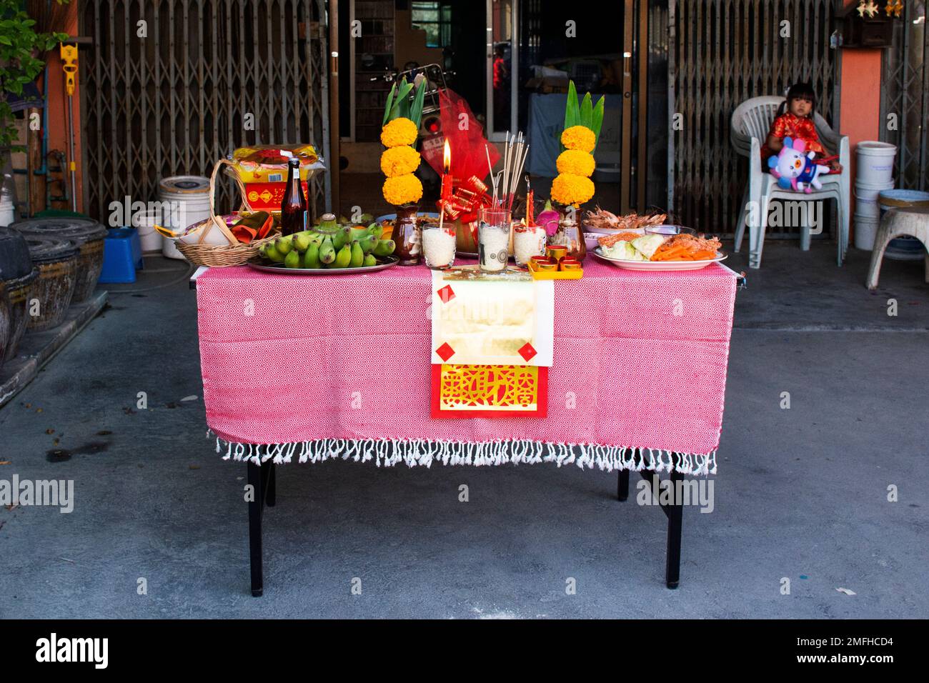 Les gens thaïlandais préparant l'offrande sacrificielle et les boissons ...
