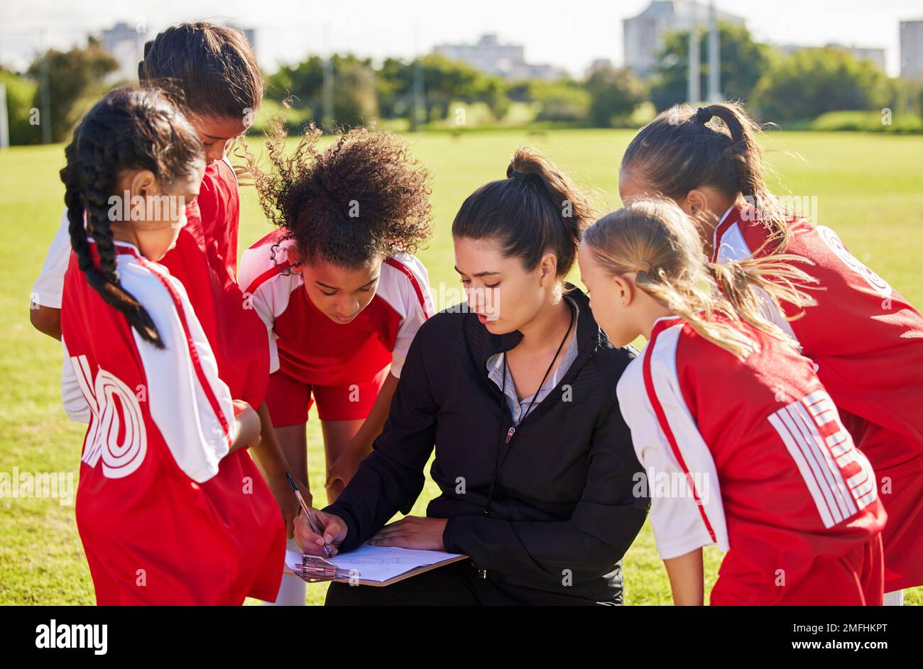 Planification, sport ou entraîneur avec des enfants pour la stratégie de soccer, l'entraînement ...