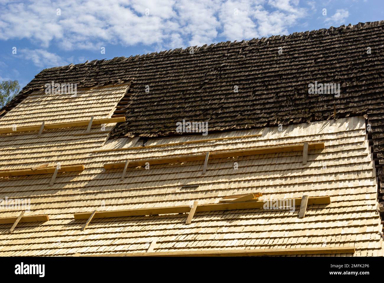 Chantier de construction de toit. Dépose de l'ancien toit, remplacement ...