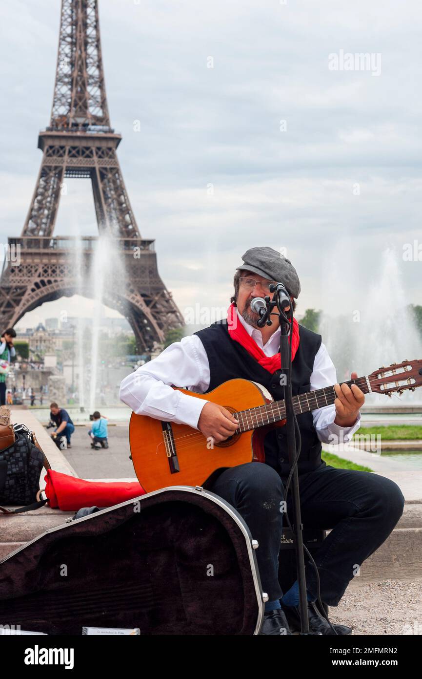 Paris, France, Portrait, musicien français, assis seul, Jouer à la ...