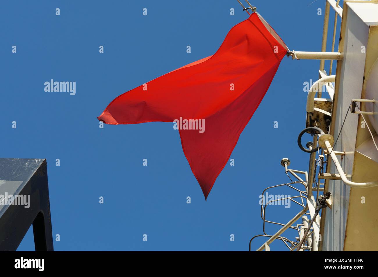 Drapeau rouge, drapeau maritime international, volant sur le mât de ...