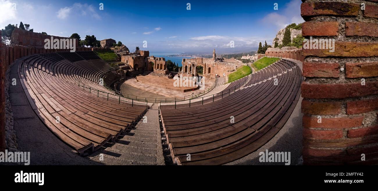L'ancien théâtre, Teatro antico, un ancien théâtre grec, construit au ...
