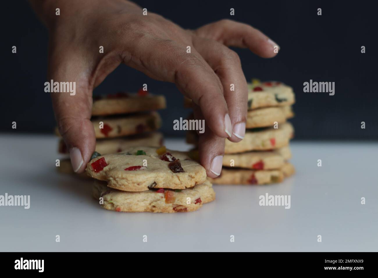 Biscuits tutti fruti sans eggless de blé entier. Biscuits sains faits ...