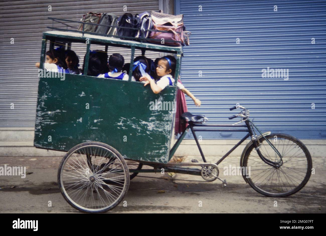 Historique, Archive image d'Un pousse-pousse à vélo avec des enfants d ...