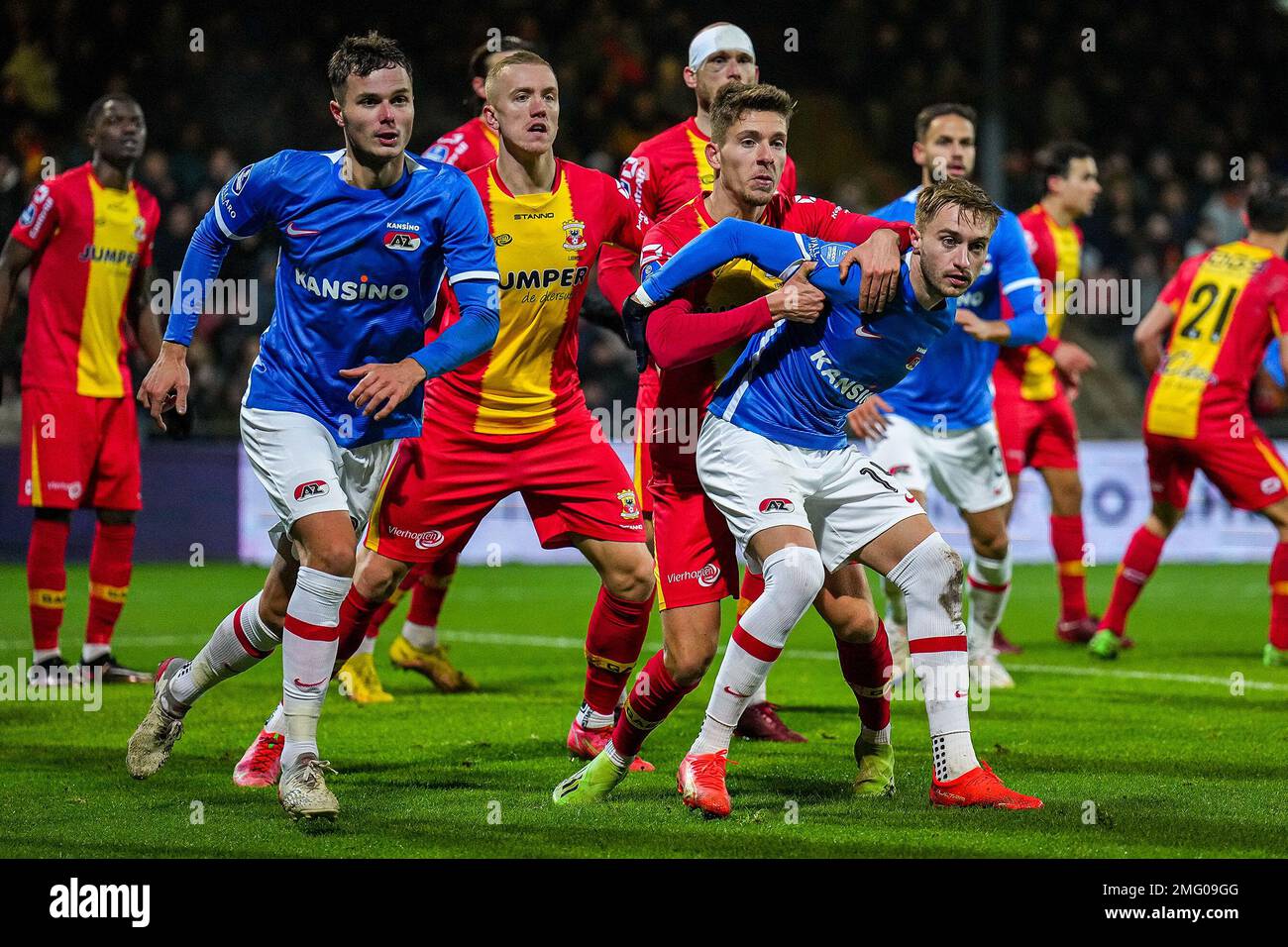 DEVENTER - (lr) Zinho Vanheusden d'AZ Alkmaar, Isac Lidberg de Vas-y ...