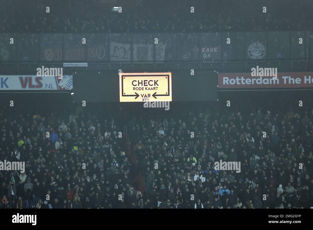 ROTTERDAM - Assistant vidéo arbitre (VAR) pendant le match de première ...