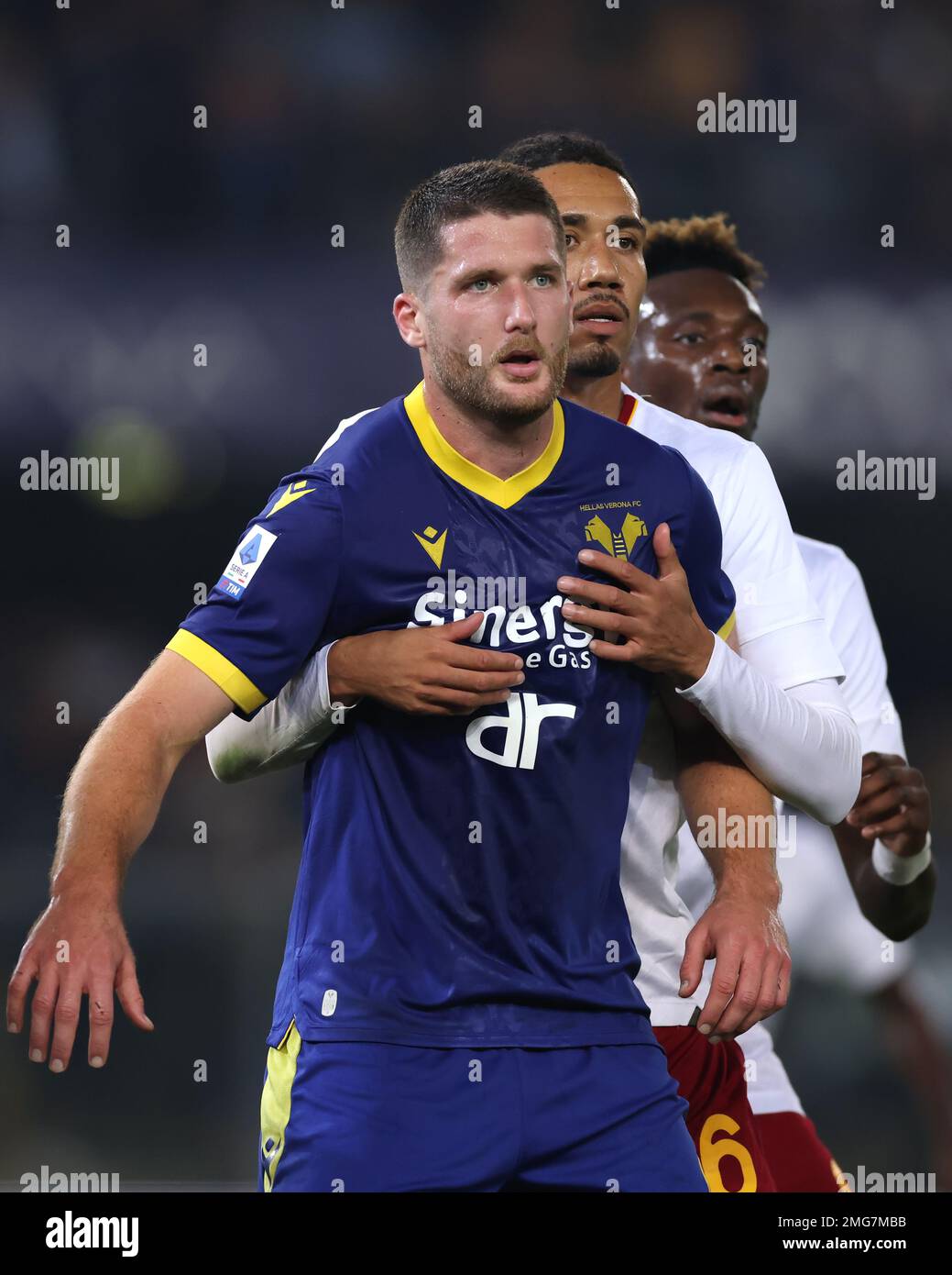 Vérone, Italie, 31st octobre 2022. Chris Smalling d'AS Roma s'accroche ...