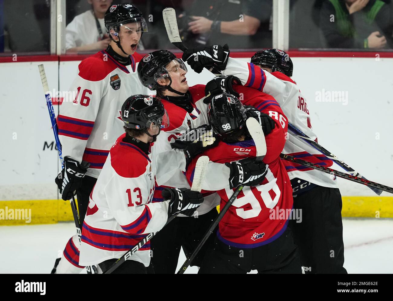 Connor Bedard de l'équipe Red (98) entre dans une bagarre avec Kalan ...