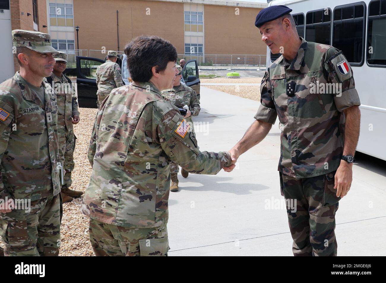 Le général Pierre Schill, chef de l'armée française, est accueilli par ...