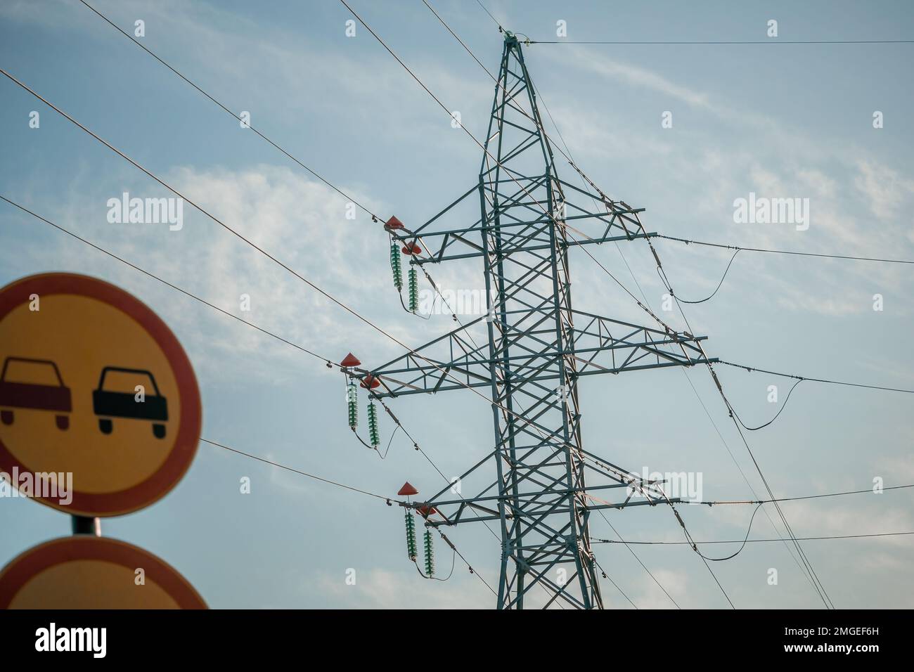 Support de ligne électrique avec fils pour la transmission de l'électricité. Tour de grille ...