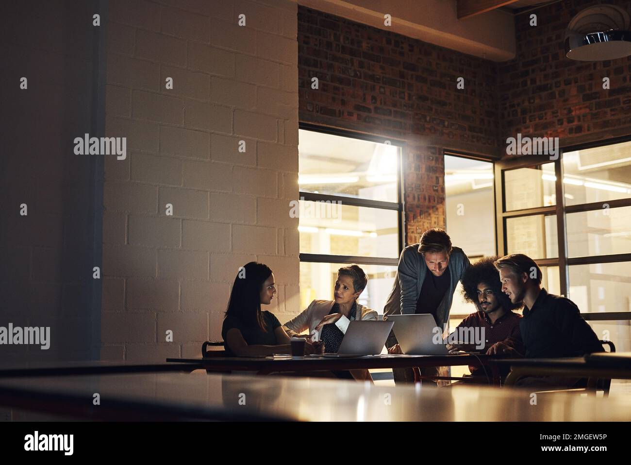 Les équipes ici. un groupe de concepteurs ayant une séance de ...