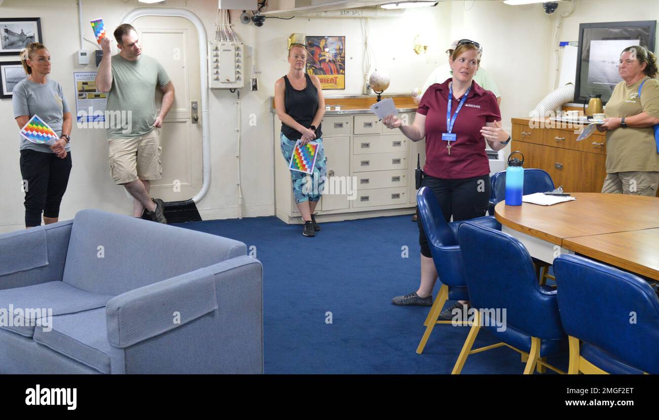 Laura Orr, directrice de l’éducation au musée naval de Hampton Roads ...